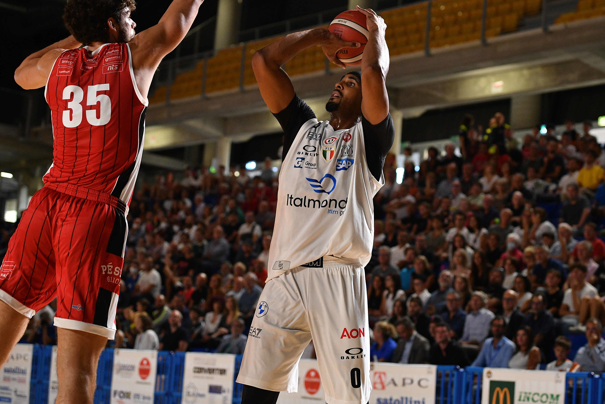 Brandon Davies sulla sirena! L'Olimpia Milano rimonta Pesaro dal -26