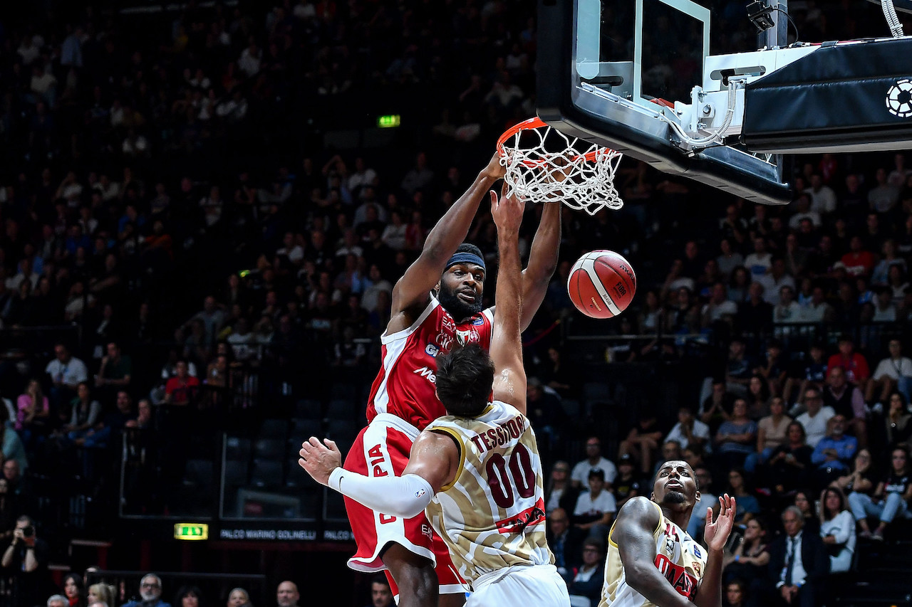 Josh Nebo è carico: stoppatona e schiacciata in contropiede